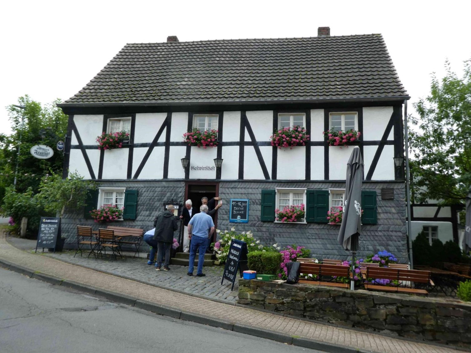 Historischer Fronhof in Herkenrath – Denkmalplakette ziert das ...